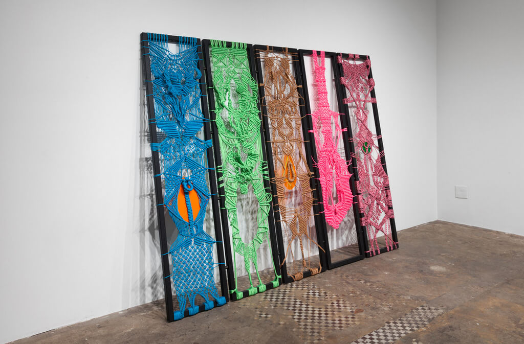 Textiel als cultuurkritiek: de sculpturen van Jesse Harrod ⋆ TxP ...