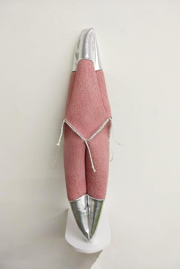 De krachtige leersculpturen van David Nasca ⋆ TxP (Textiel Plus)