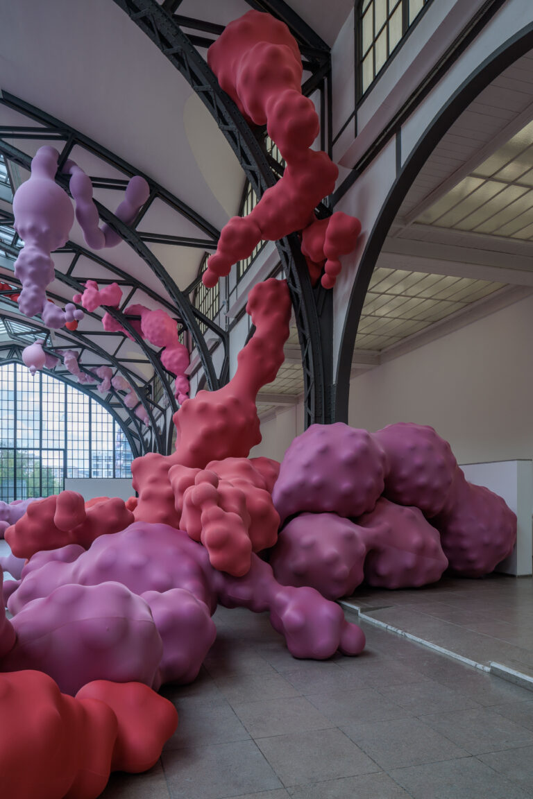 Eva Fàbregas toverde een industriële hal om tot een surrealistisch ...