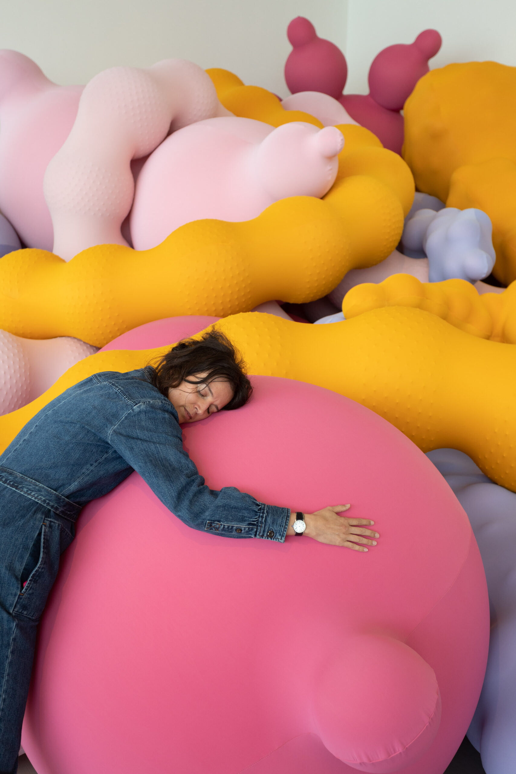 Eva Fàbregas toverde een industriële hal om tot een surrealistisch ...